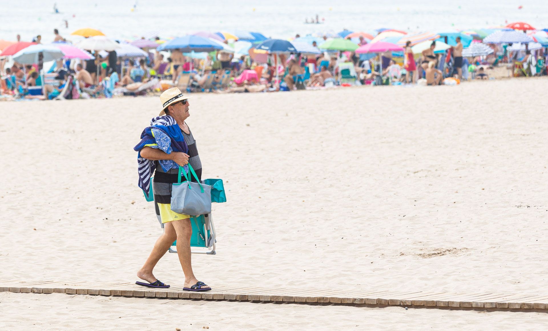 El calor llena las playas de Alicante