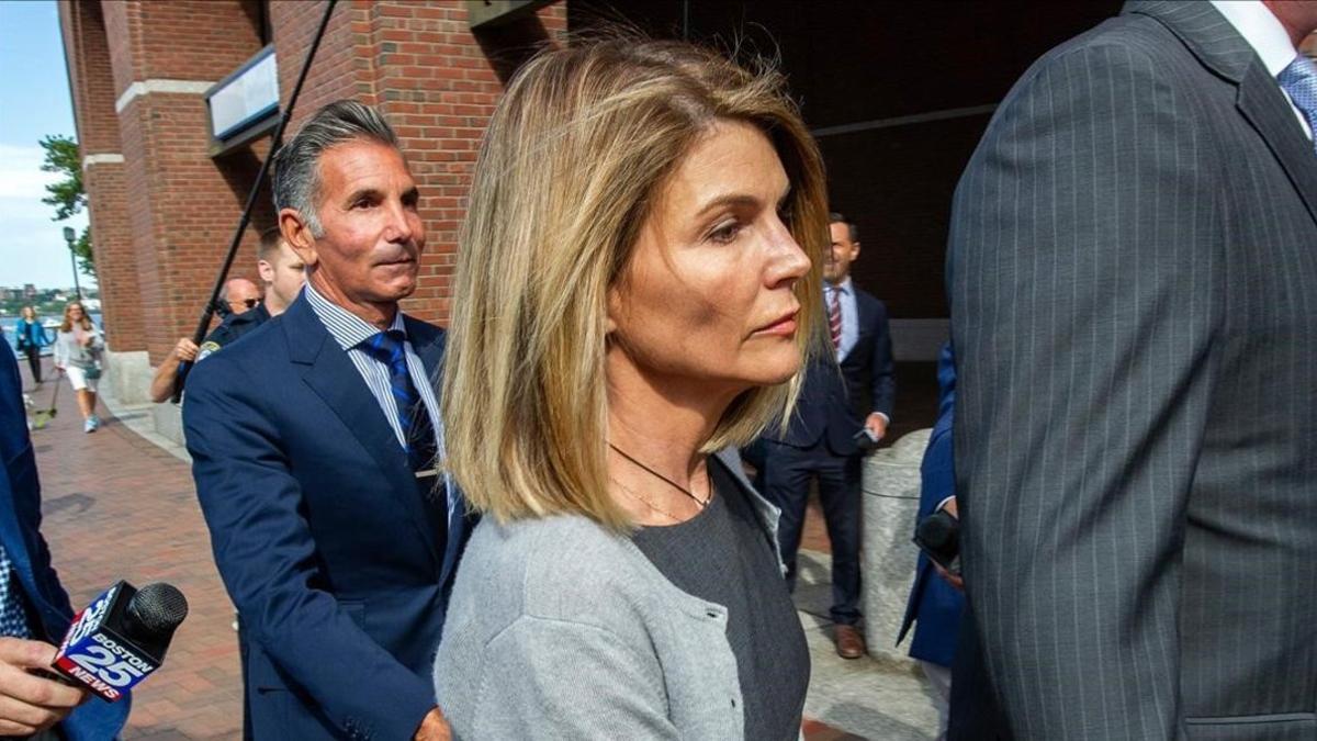 La actriz Lori Loughlin entra en la cárcel
