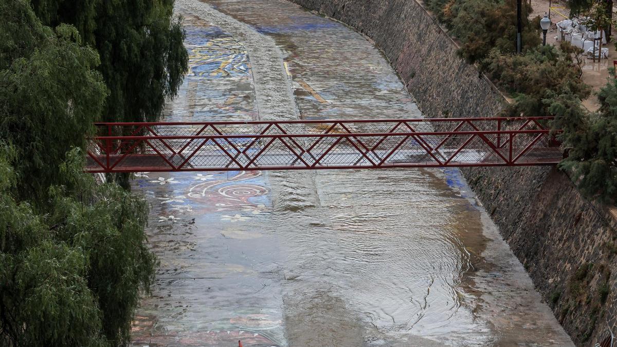 La lluvia llega a Elche como caída del cielo