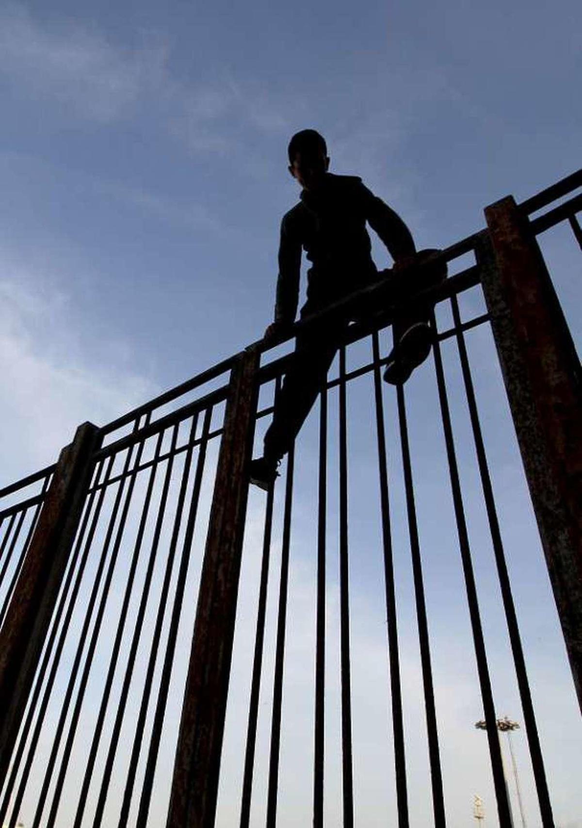 Fallece un inmigrante tras un asalto masivo a la valla fronteriza de ...