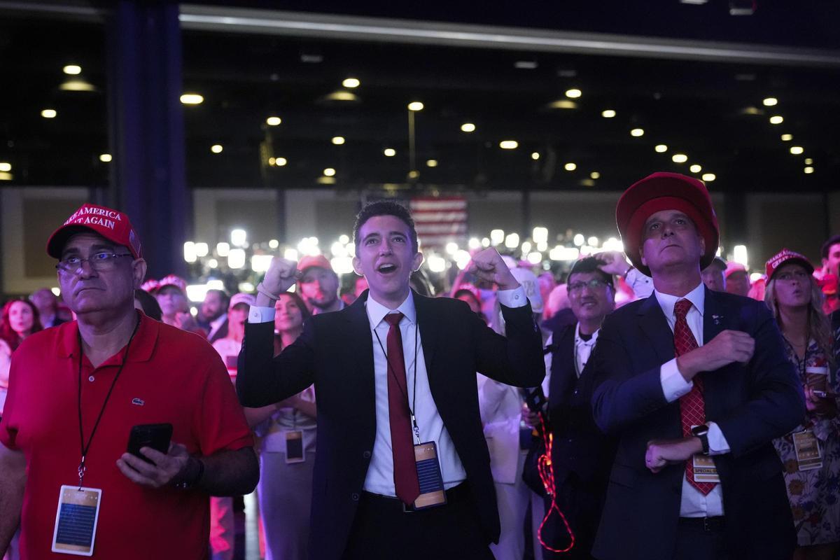 Ambiente festivo en el cuartel general de Donald Trump en Palm Beach ...