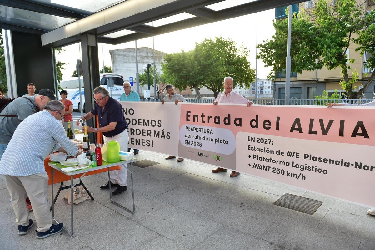Fotogalería | Las imágenes de la llegada del Alvia a Plasencia - El ...