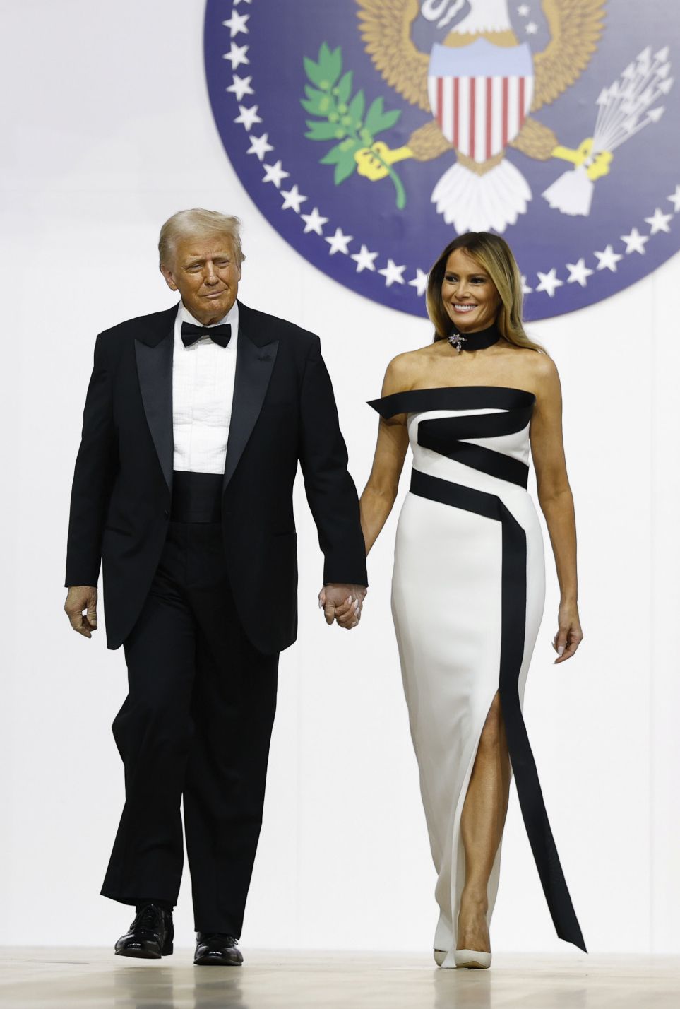 MELANIA TRUMP LOOK | El impresionante vestido bicolor de Hervé Pierre ...