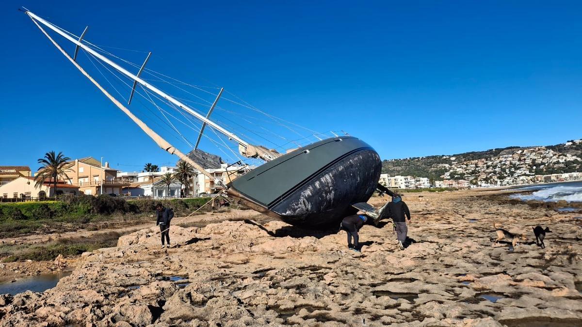 Así ha quedado el gran velero que lleva 6 meses encallado en Xàbia tras ...