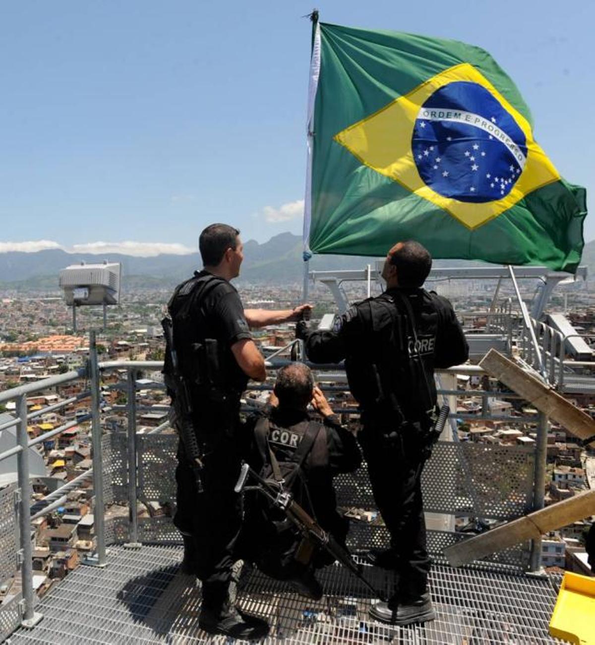 Miles de policías y soldados expulsan a los narcos de favelas de Río de ...