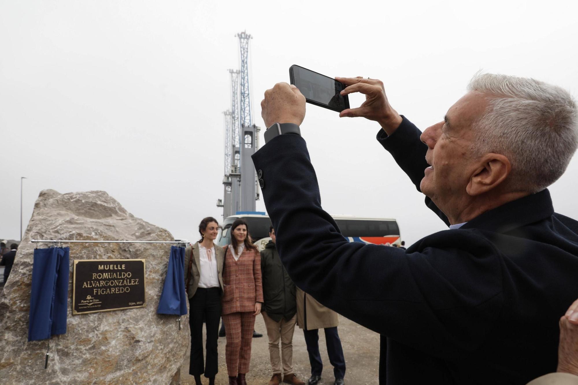 Emotivo homenaje en El Musel a Romualdo Alvargonzález Figaredo, en el ...