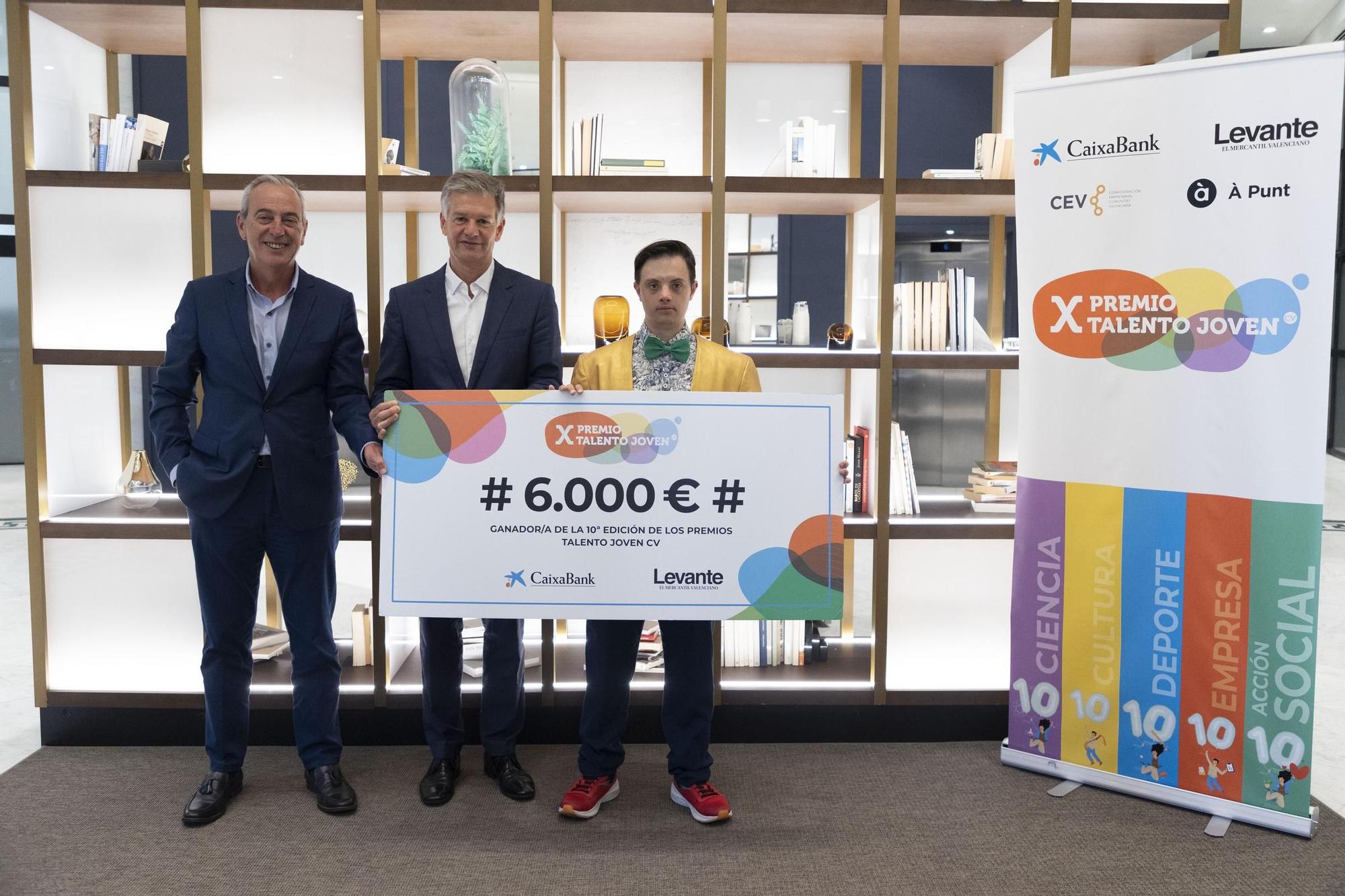 Entrega del cheque a los ganadores de la X edición de los premios ...
