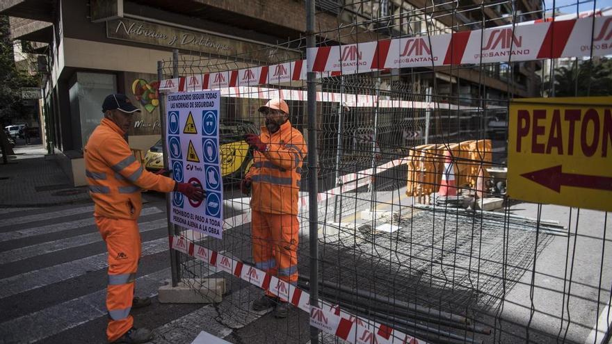 Trabajadores de la empresa a la que se ha adjudicado la reforma de la ...