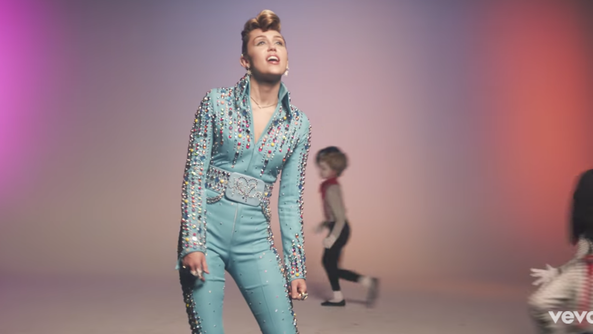 Los mil y un looks de Miley Cyrus en su nuevo videoclip - Woman
