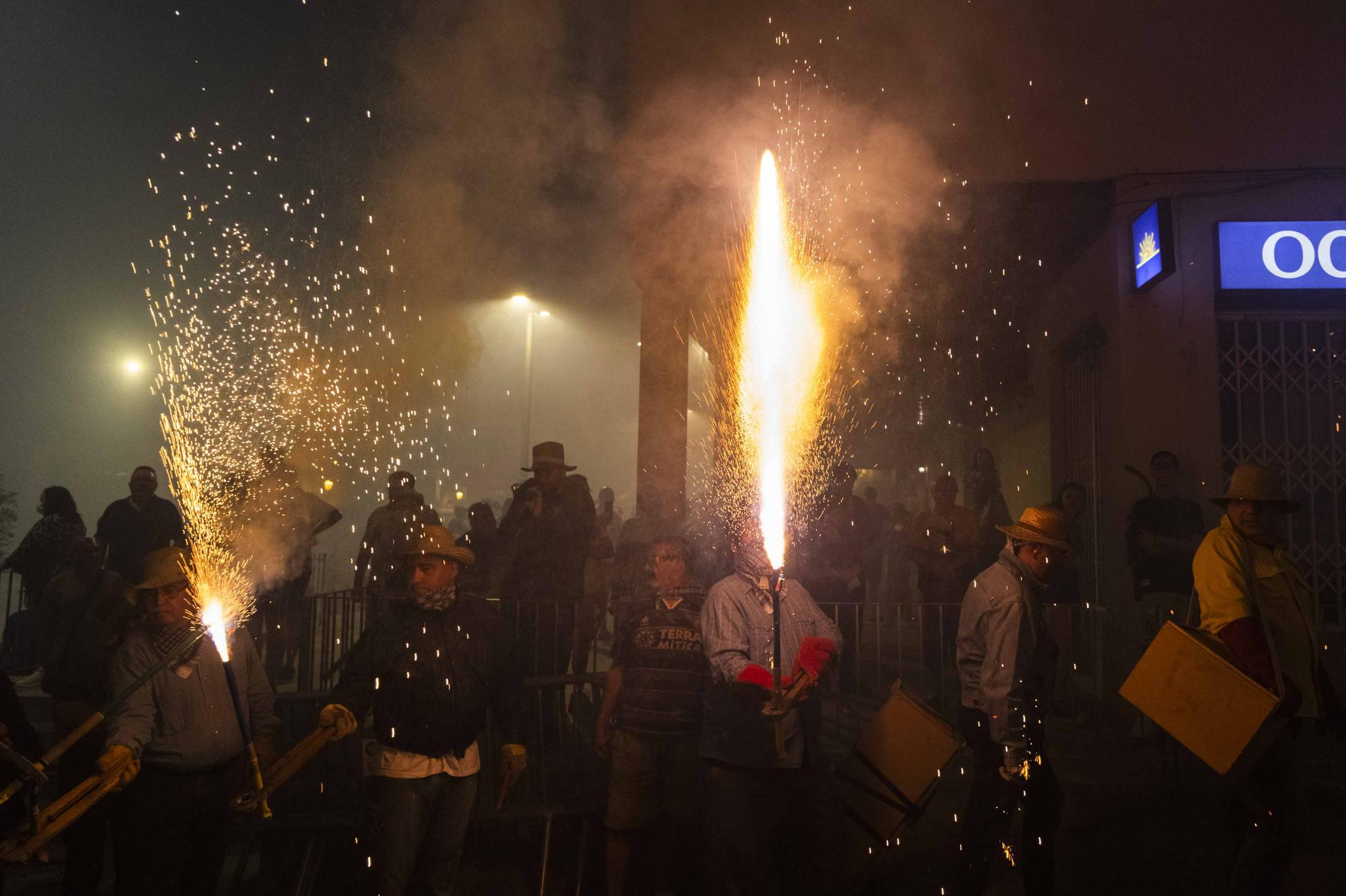 Así ha sido el pasacalle de cohetes de lujo en Paterna