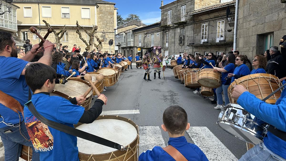 El desfile sonoro del Entroido oriental de Ourense: trece folións se ...