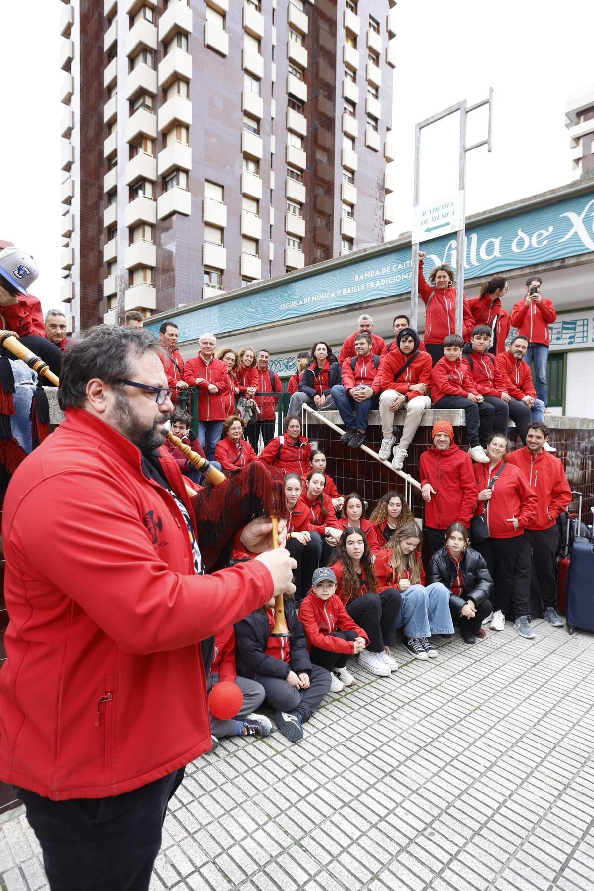 La Banda de Gaitas "Villa de Xixón", recibida con honores tras triunfar ...