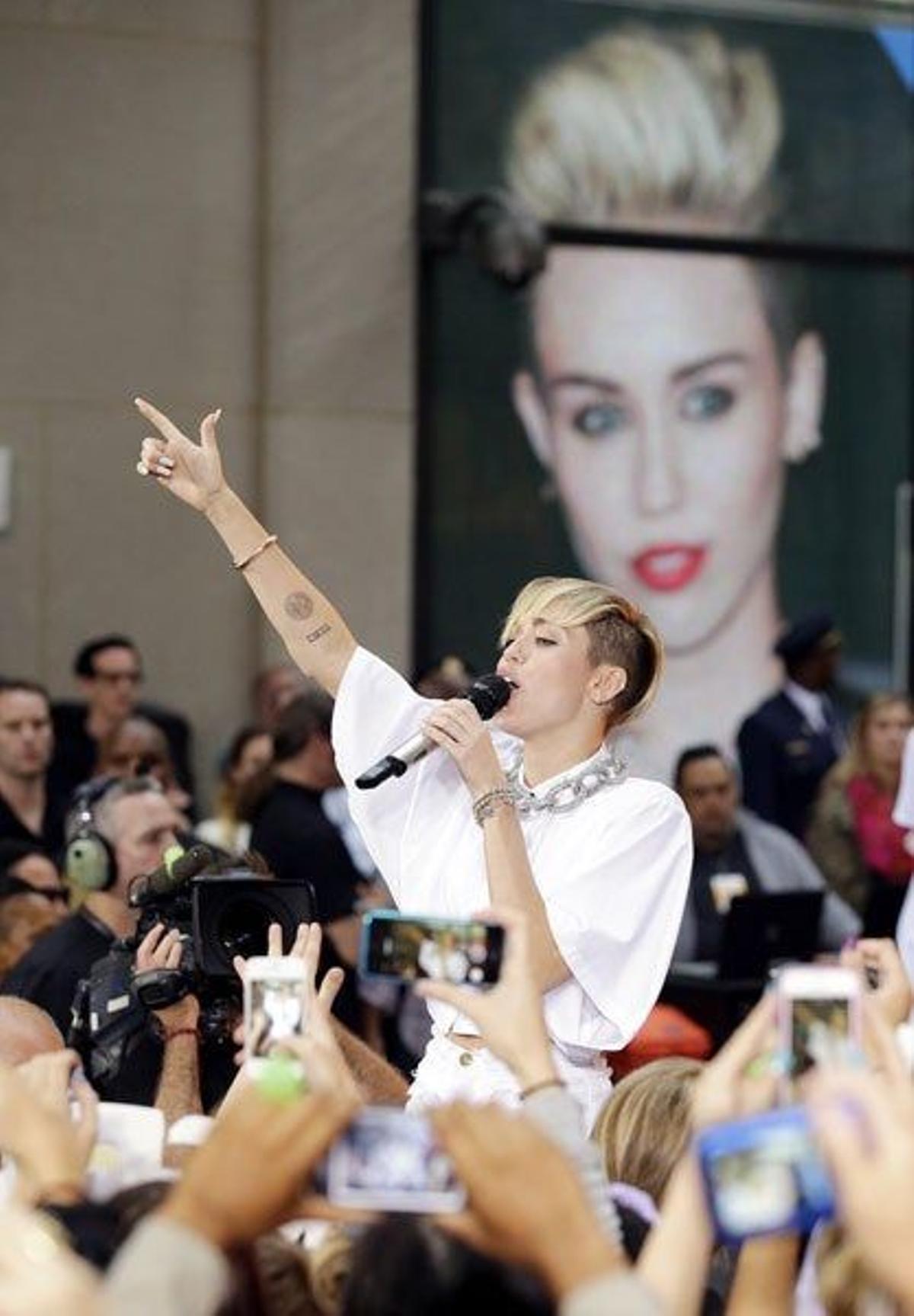 Miley Cyrus se da un baño de multitudes en Nueva York - Cuore