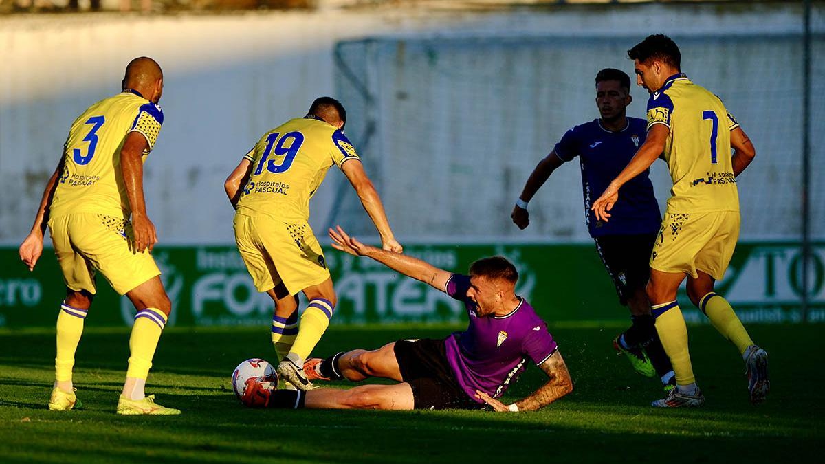 El nuevo Córdoba CF se marcha sin conclusiones de su estreno en Sanlúcar
