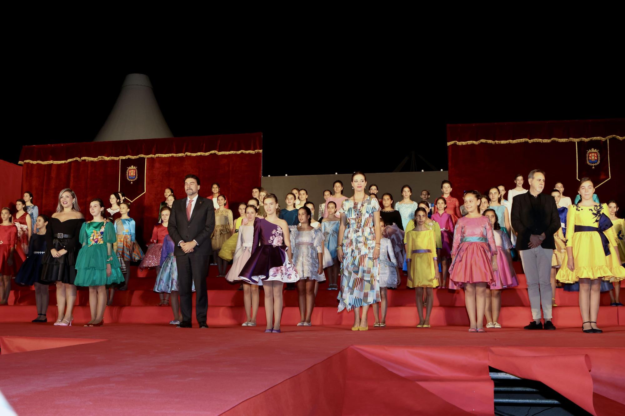 Las candidatas a Bellea del Foc Infantil brillan en la pasarela del Puerto