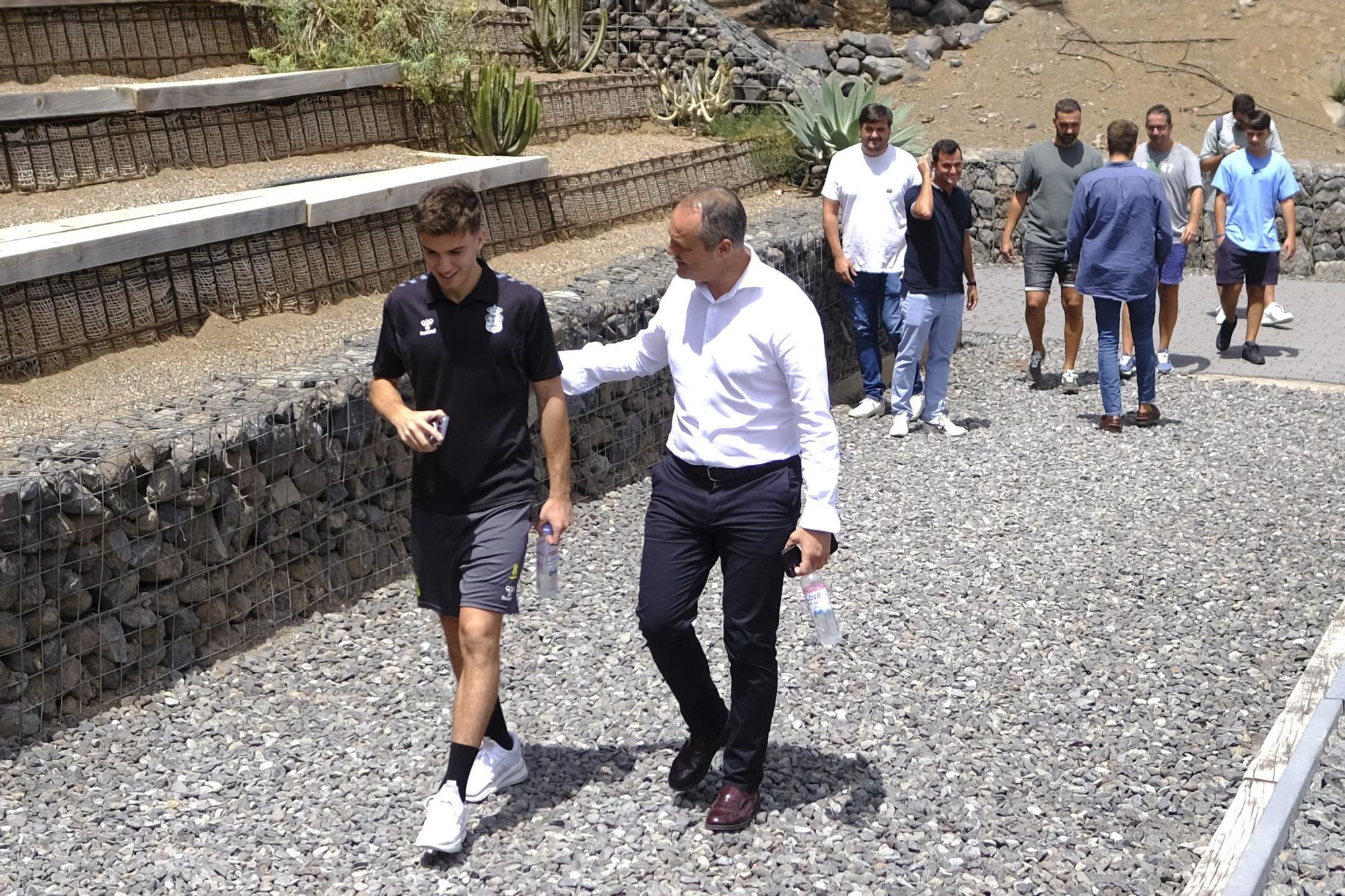 FOTOS: Presentación de Maxi Perrone, nuevo jugador de la UD Las Palmas