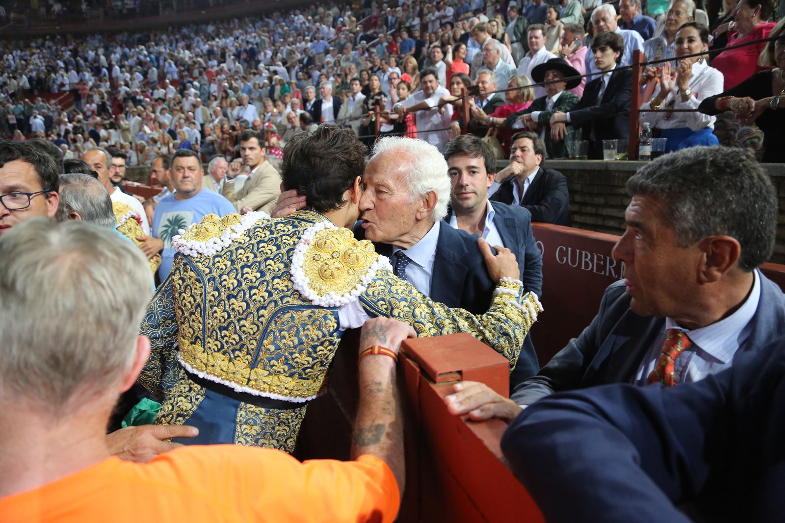 Román toma la alternativa y la puerta grande se abre para Roca Rey y ...