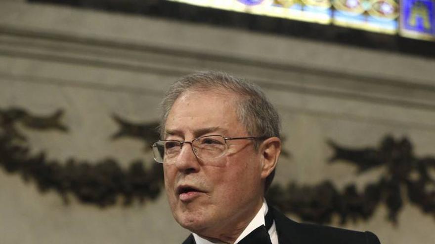 Félix de Azúa refleja su pasión por lo medieval en su ingreso en la RAE