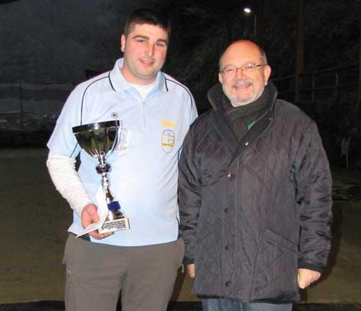 Toni Álvarez golpea primero