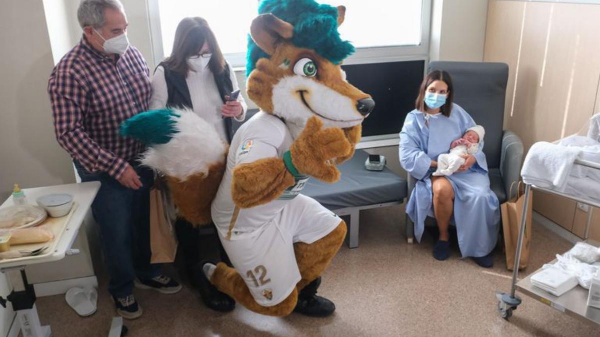 El Elche lleva la ilusión a los hospitalizados en la ciudad - Información