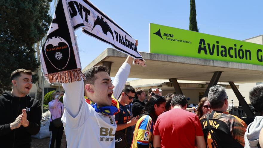 Valencia CF | Centenares de aficionados reciben al equipo en Manises