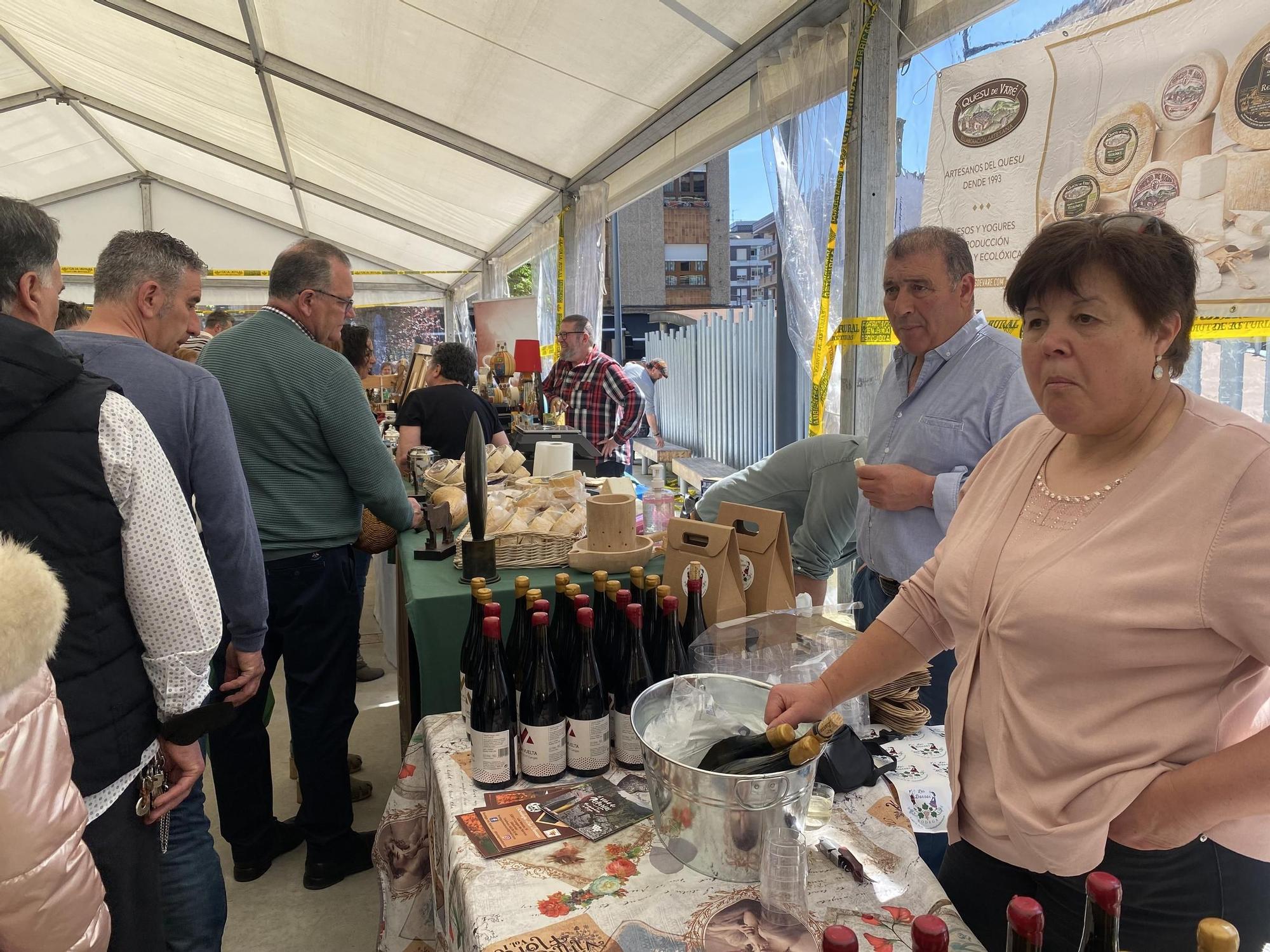 Éxito de la feria de quesos, sidra y artesanía de El Berrón - La Nueva ...