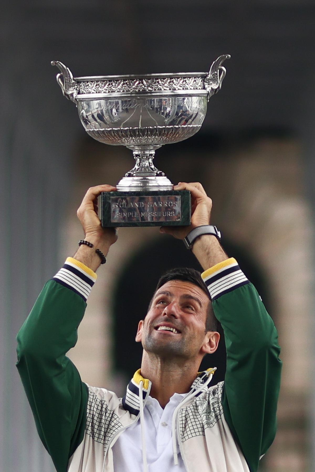 Djokovic festeja su 'grande' número 23 ante la Torre Eiffel de París