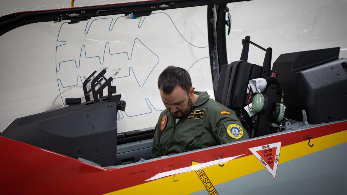 Los futuros pilotos de la AGA estrenan avión de entrenamiento, más ...