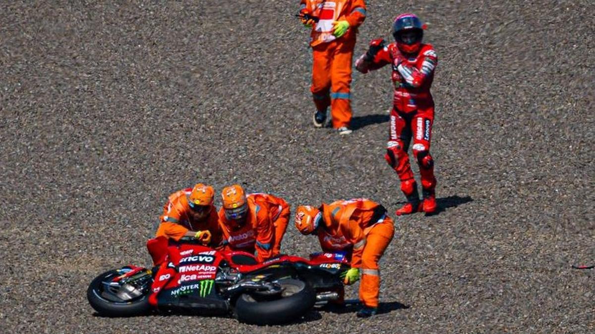 Márquez sufre una pequeña fractura en el hombro derecho tras ser embestido por Bezzecchi