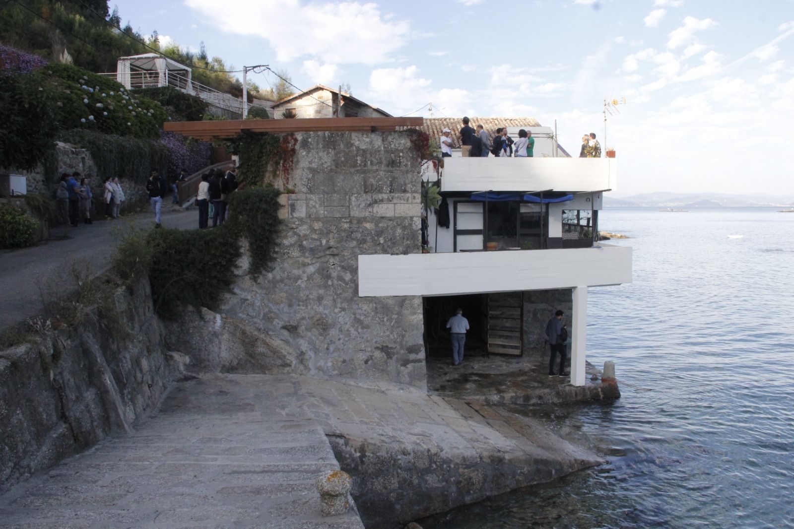 Zara se embarca en la "casa barco" de A Roiba