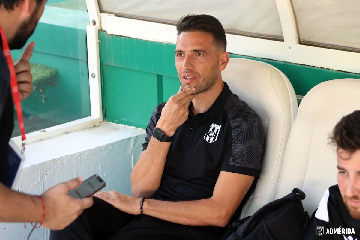 David Rocha suple a Ruano en el banquillo del Mérida