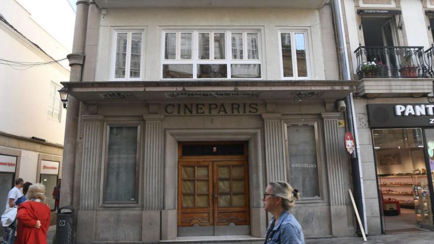El cine París enseña la parte de su fachada original que cubría un gran ...