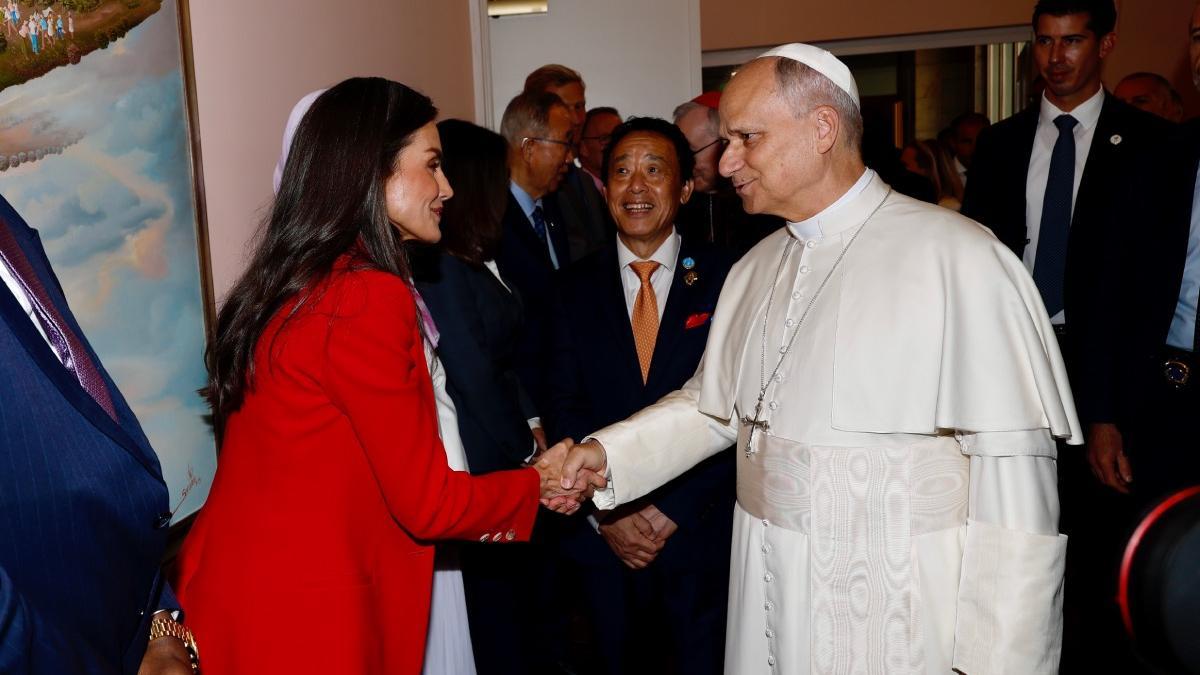 REINA LETIZIA CONOCE PAPA LEÓN XIV | Las imágenes inéditas del primer ...