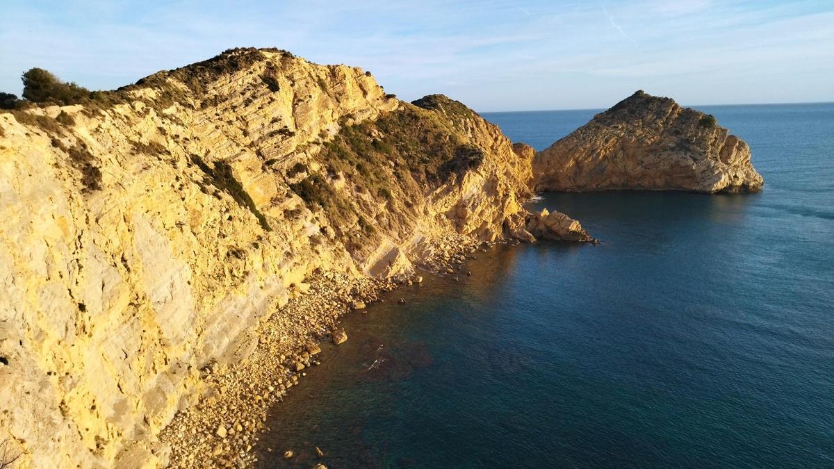 El helicóptero Helimer rescata a dos jóvenes atrapados en el acantilado ...