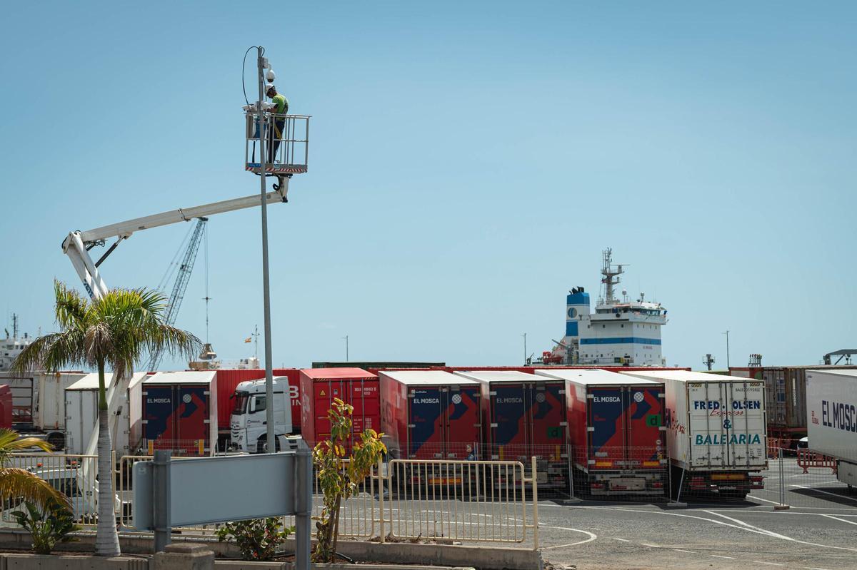Montaje del escenario del papa en el puerto de Santa Cruz