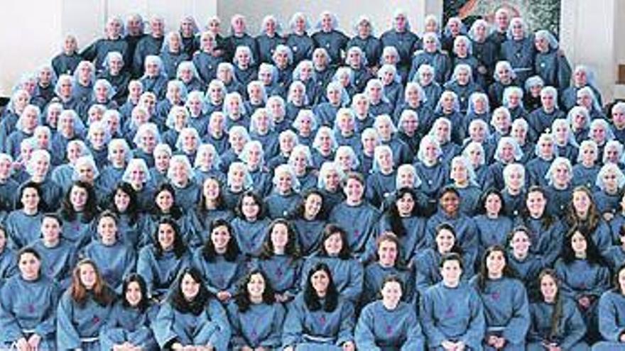 Las 177 monjas con hábito de tela vaquera alrededor de Virginia Berzosa