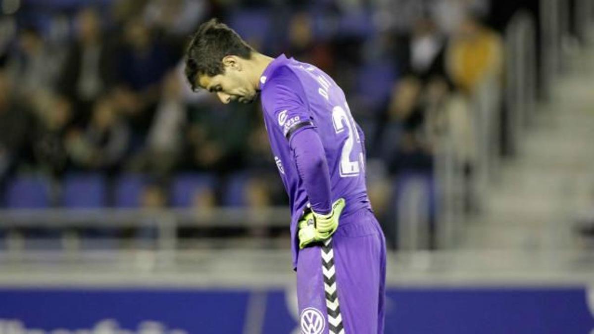 Es difícil hacerlo peor... el cómico resbalón del portero del Tenerife