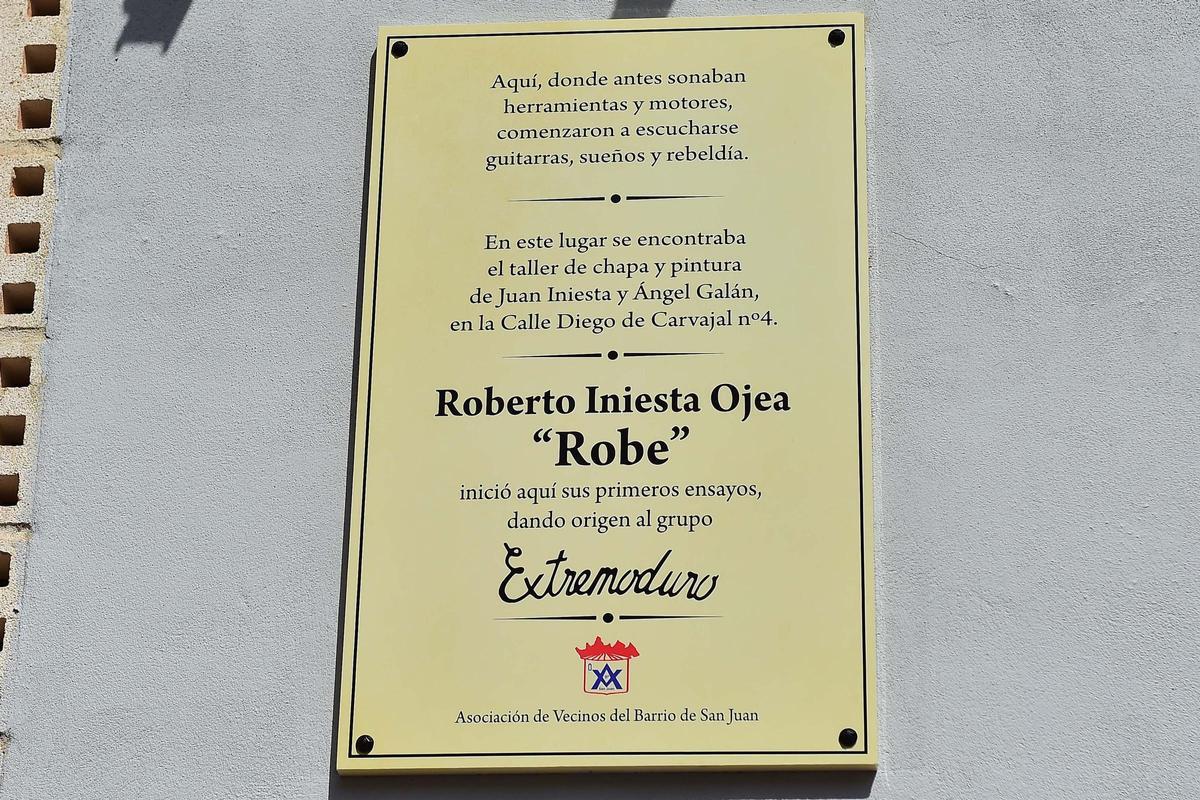 ROBE YA TIENE SU PLACA EN PLASENCIA: En el barrio donde nació Extremoduro