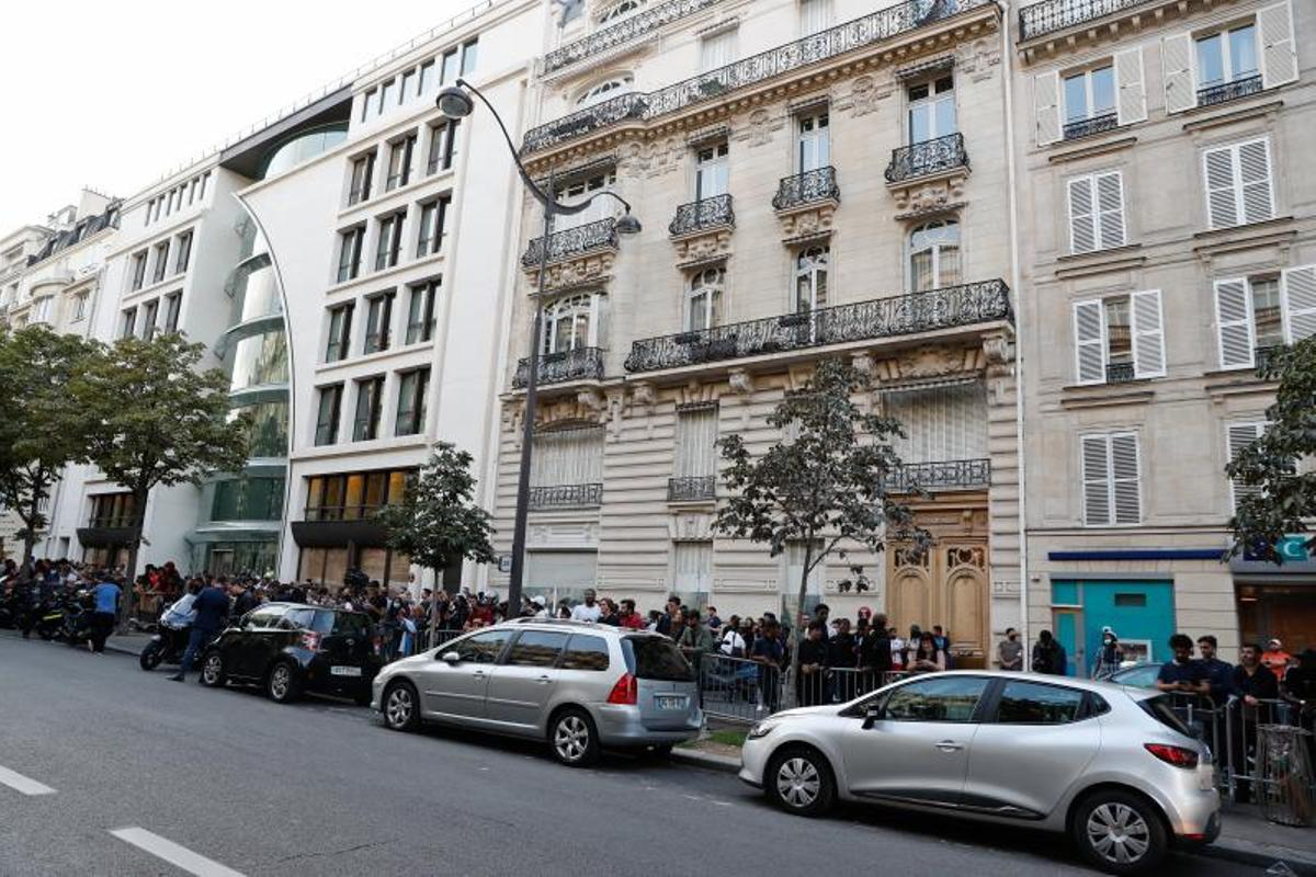Fotos | Las imágenes de Leo Messi saludando a los aficionados en su hotel