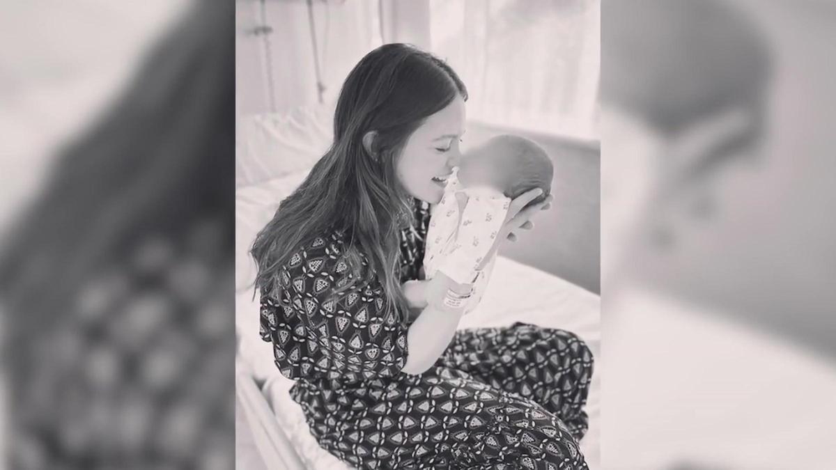 Isabelle Junot, "en una nube", presenta a su hija recién nacida, Philippa - El Periódico