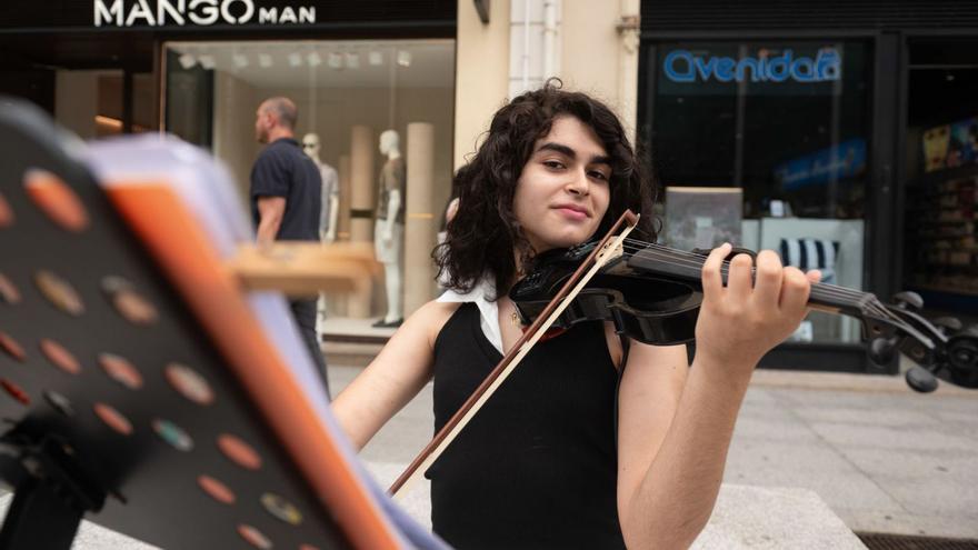 La joven violinista que musicaliza la plaza de Lugo