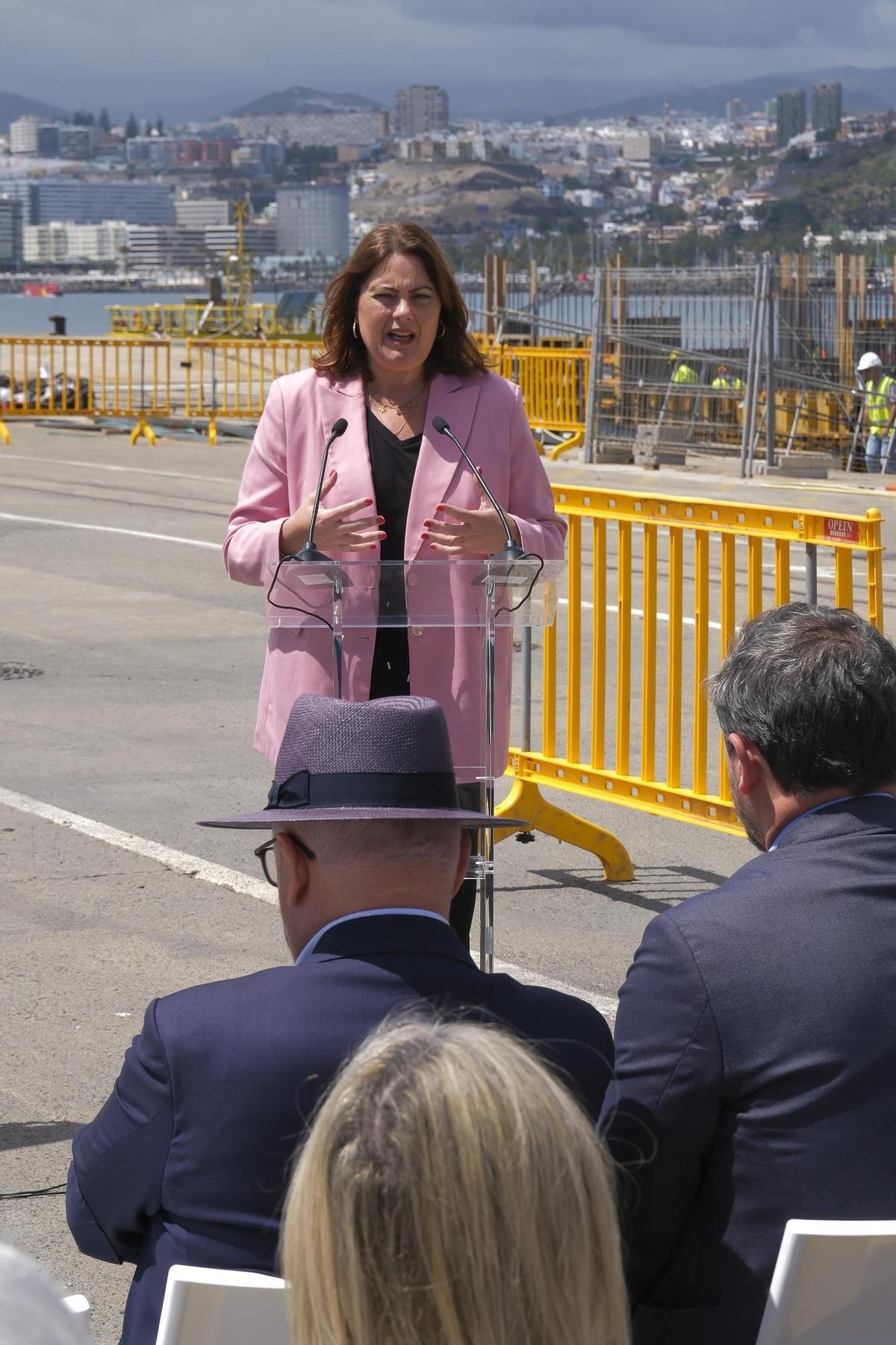 Montaje de un prototipo de aerogenerador flotante Wheel en el Puerto de ...