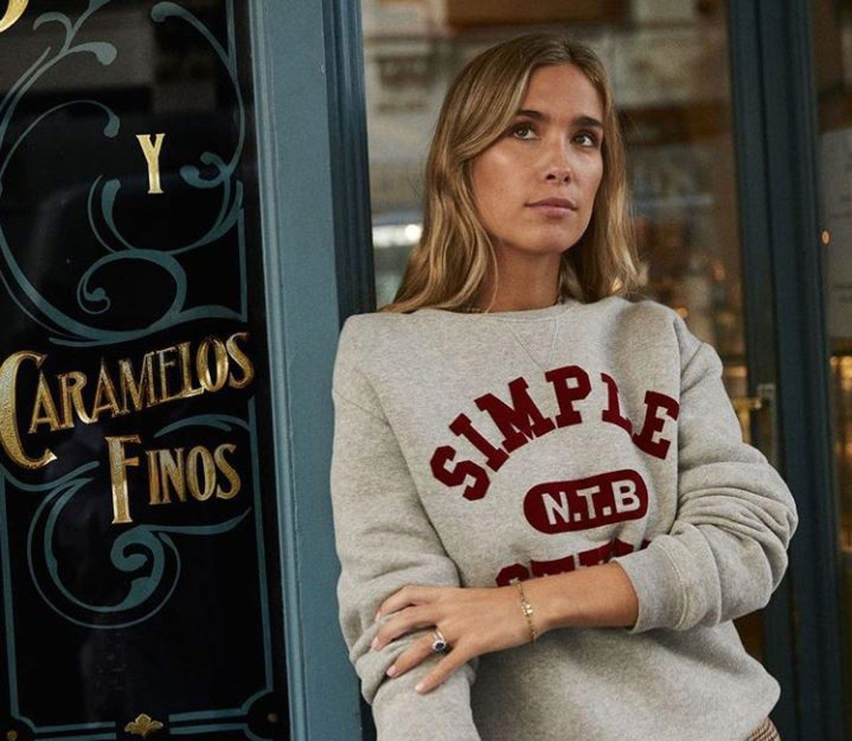 La sudadera 'college' que llevarás con minifalda como María Pombo - Stilo