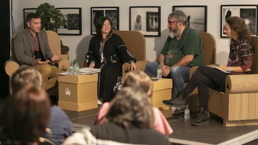 La poeta ucraniana Halyna Kruk conmueve con la lectura de sus versos de ...