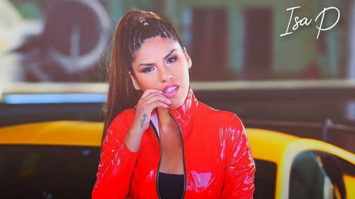 Isa Pantoja canta en directo en la presentación de su primer single