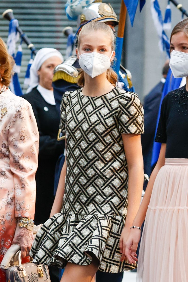 La princesa Leonor opta por un vestido 'mini' y una elegante coleta ...