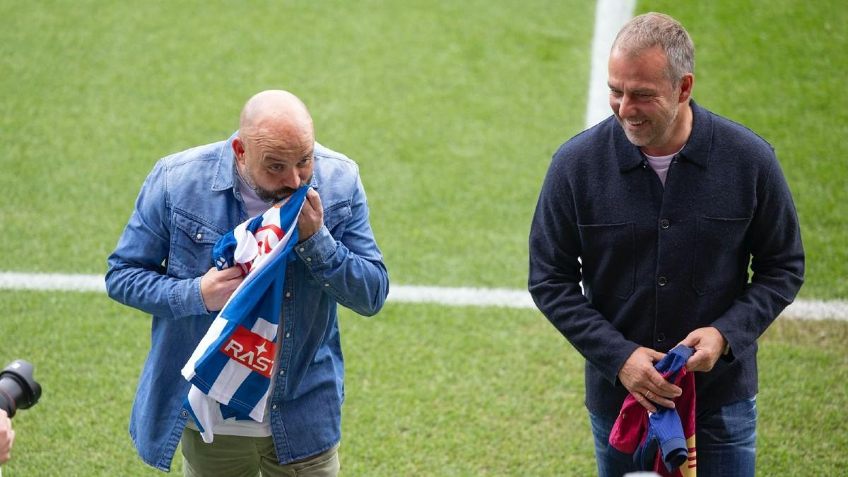 Flick y Manolo González, cordialidad en la 'foto' del derbi