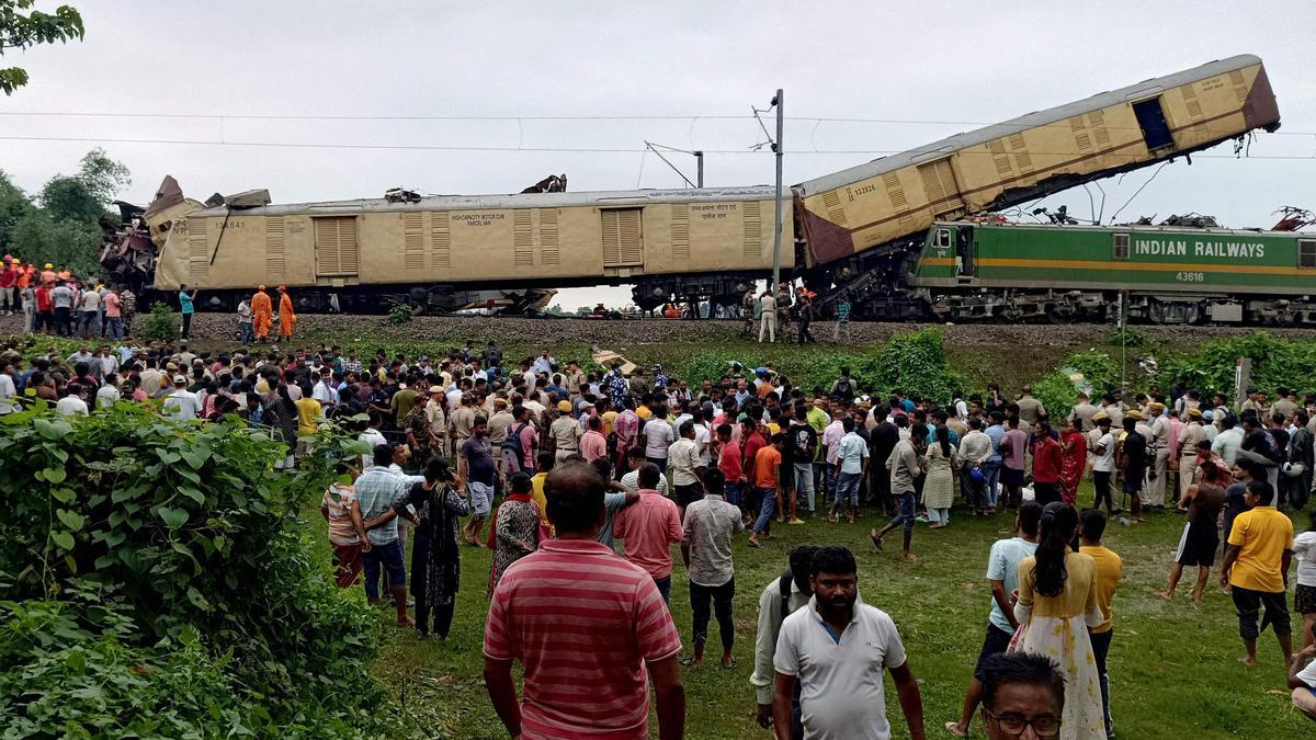 Al menos 5 muertos y más de 20 heridos en un choque de trenes en el noreste de la India | VÍDEO