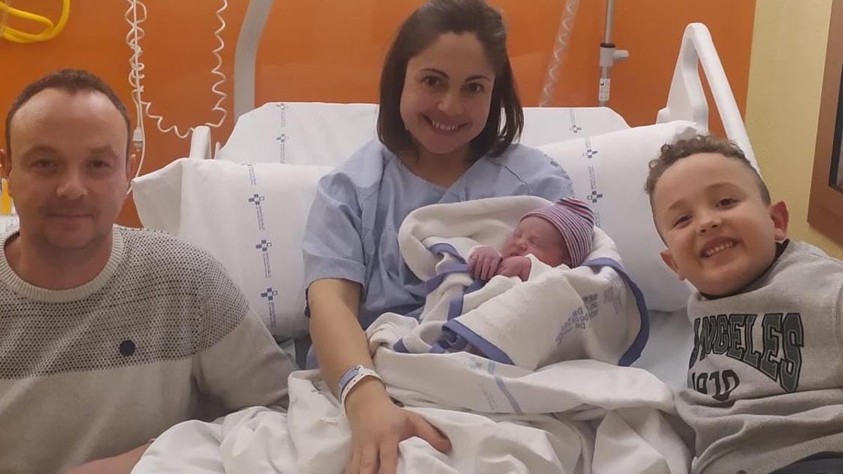 El primer bebé de 2024 en Occidente se llama Laura y es de Boal