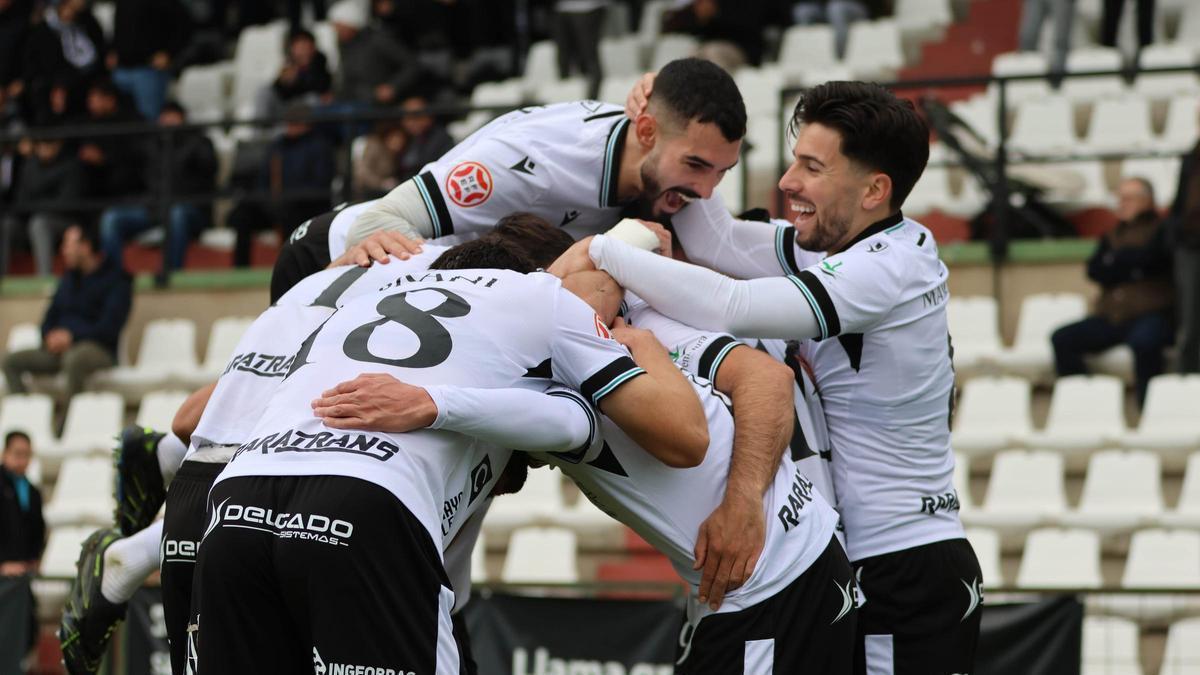 Fútbol | El Mérida huye de las distracciones frente al Castilla